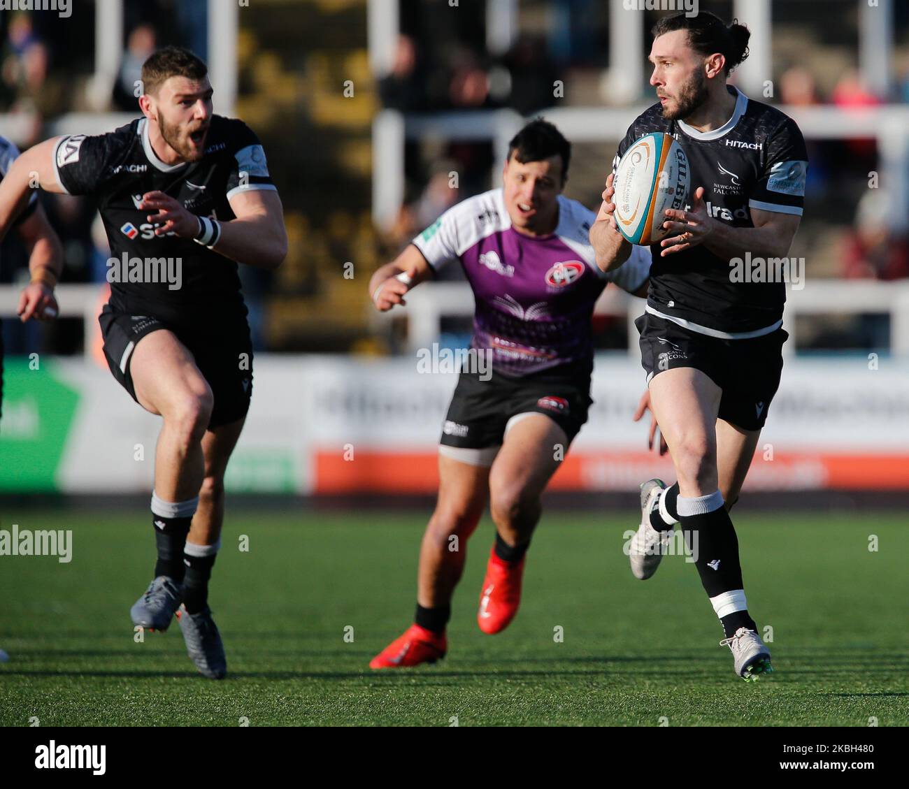 Tom Arscott of Newcastle Falcons looks for support from Johnny Williams ...