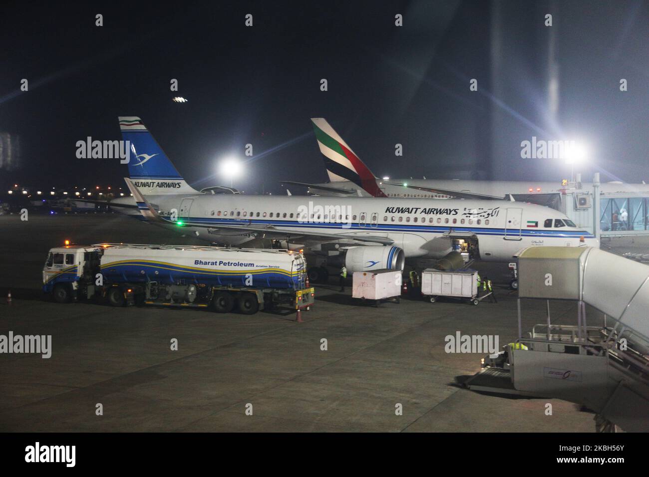 Kuwait airways airbus a320 hi-res stock photography and images - Alamy