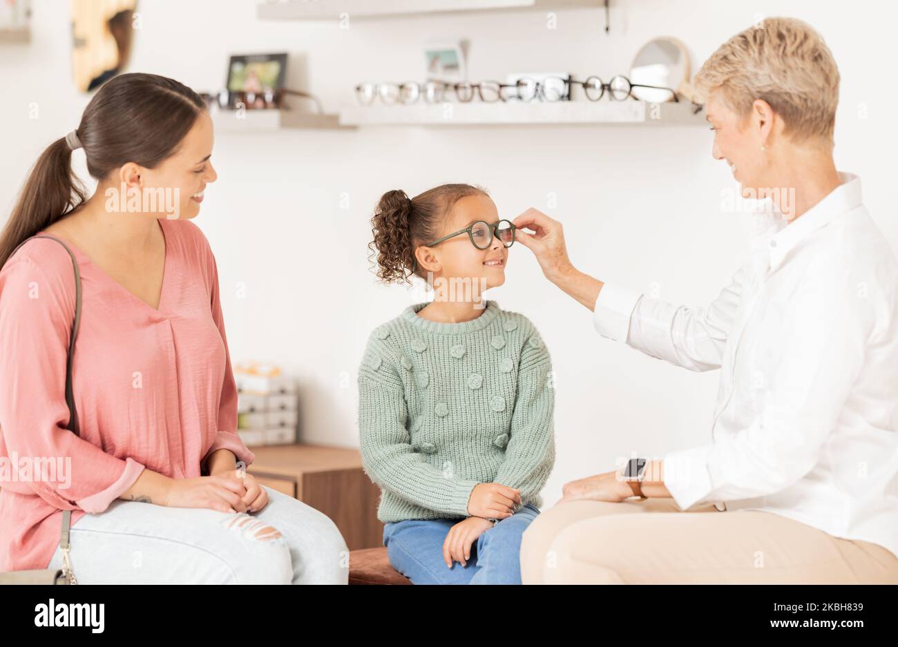Eye test child parent hi-res stock photography and images - Alamy