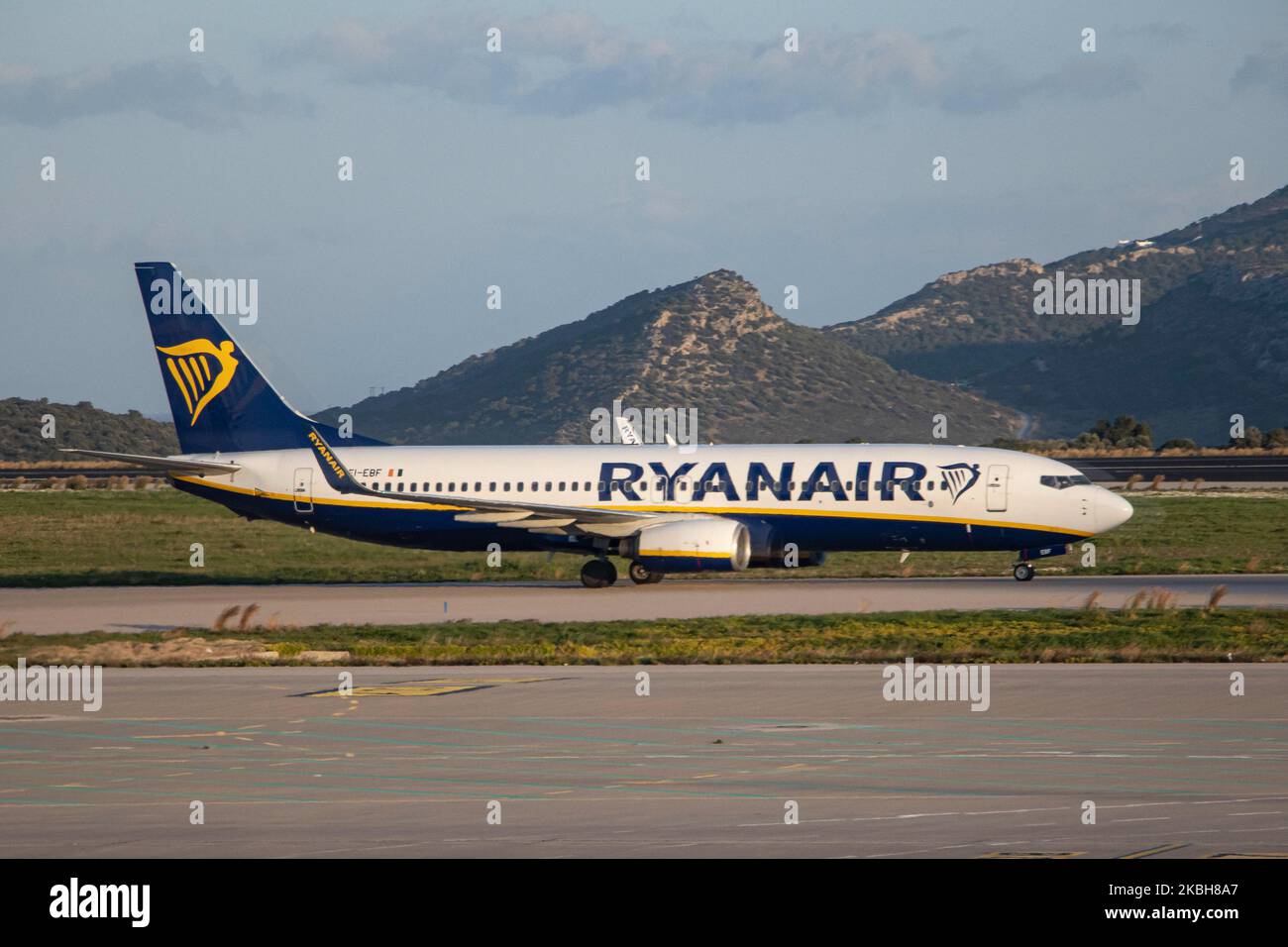 Airline pilot in storm in cockpit hi-res stock photography and images ...