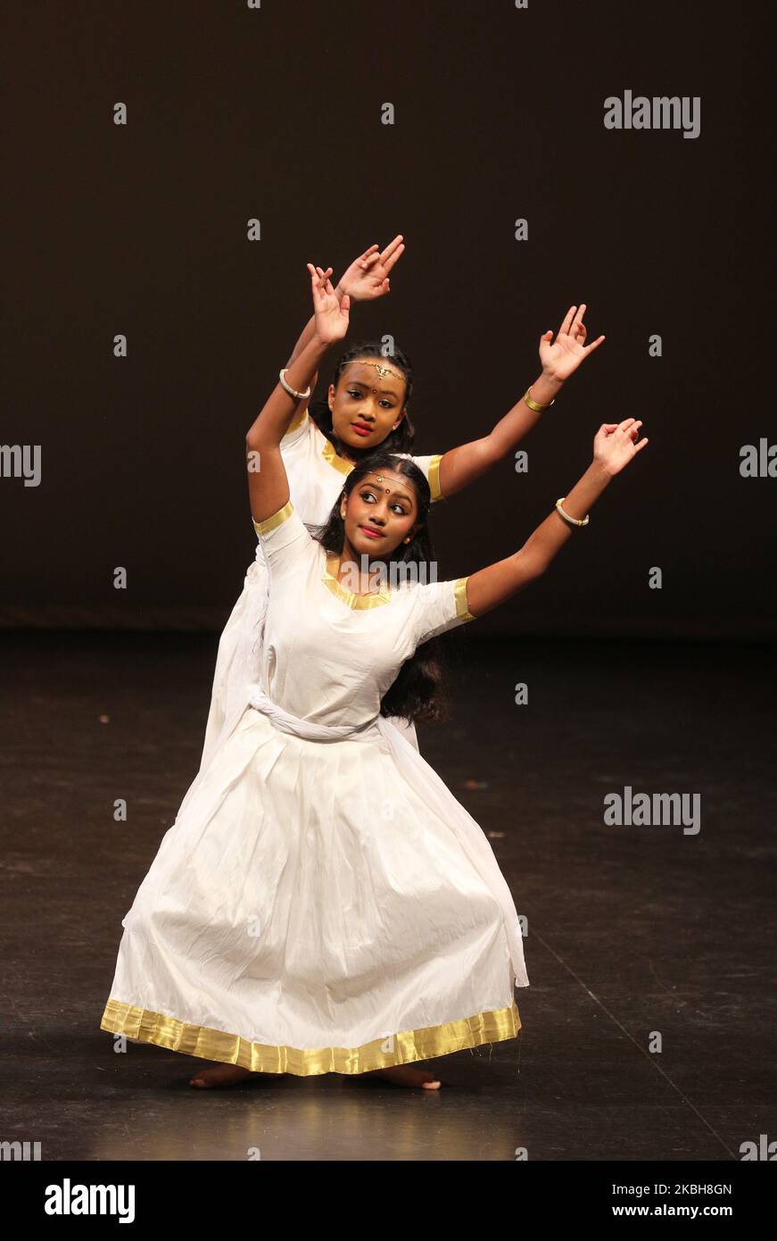 Girls dancing traditional tamil dances hi-res stock photography and ...
