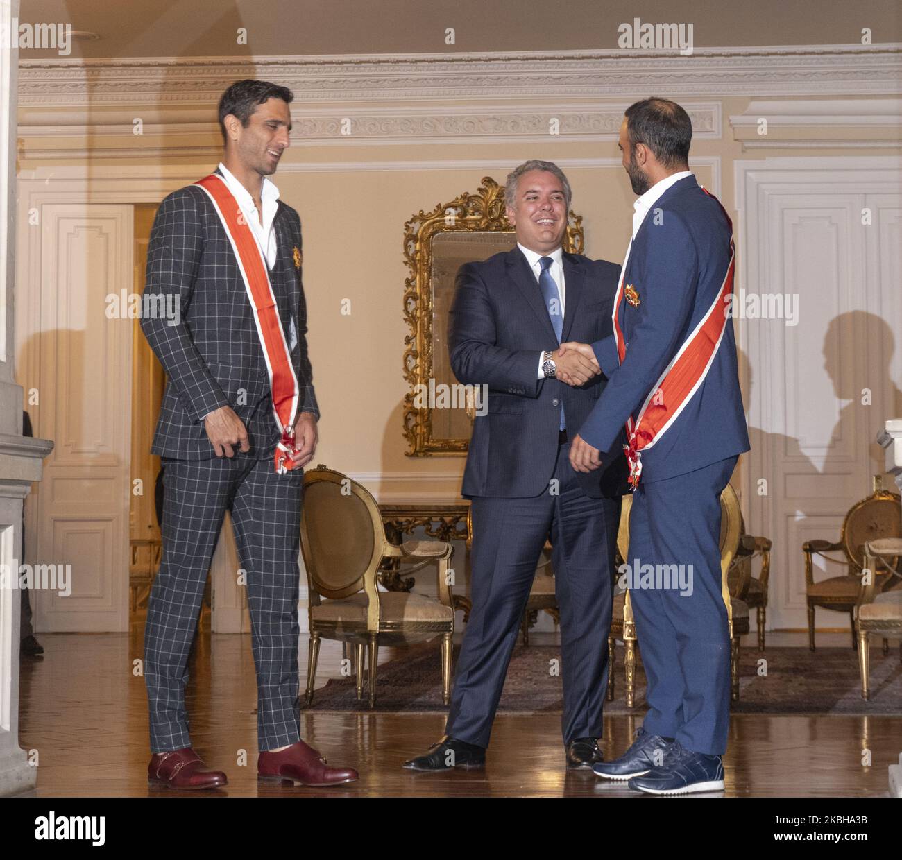 The president of Colombia, Ivan Duque (C), Robert Farah (L) and ...