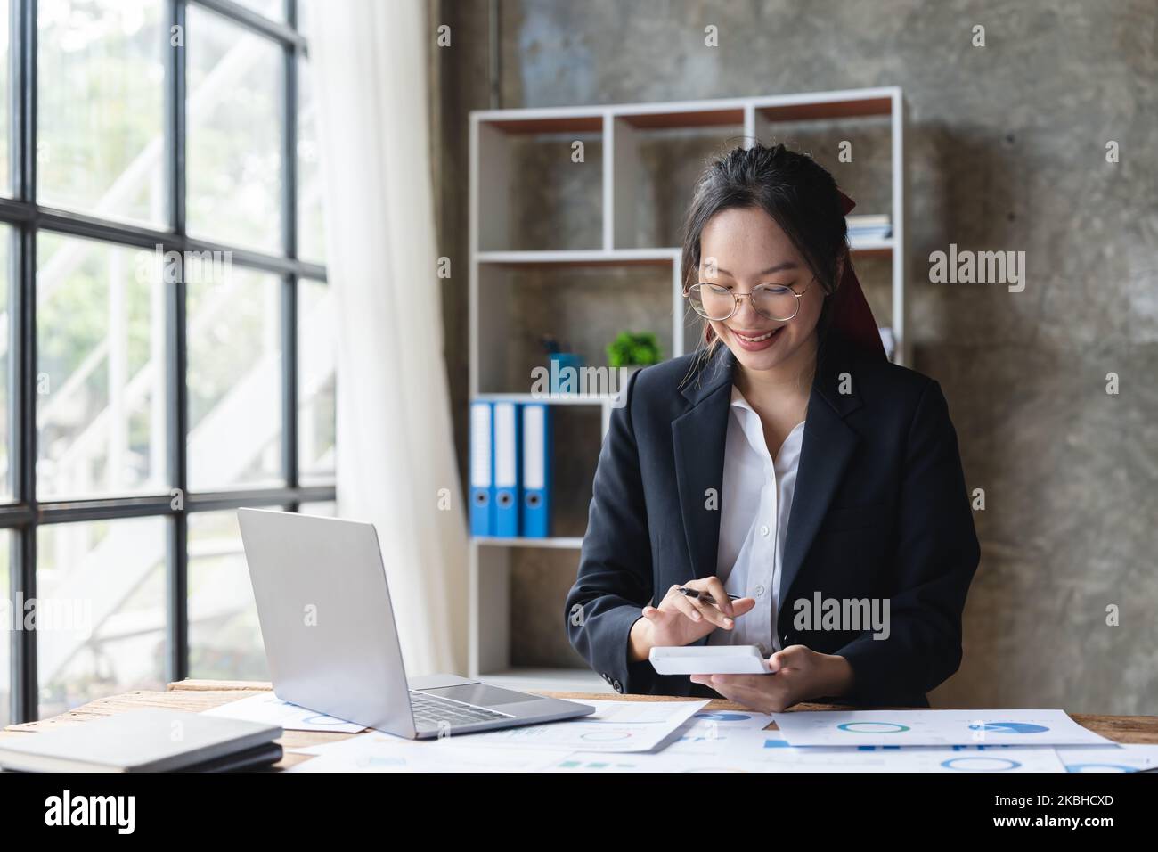 Bookkeeping woman hi-res stock photography and images - Alamy