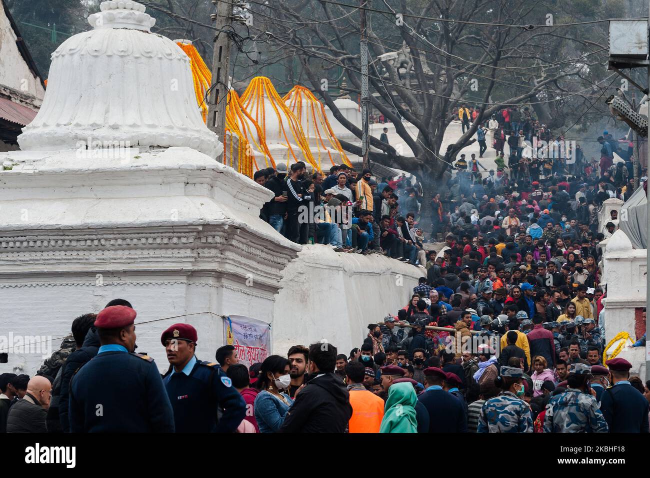 Large crowds of hindu devotees hi-res stock photography and images - Alamy