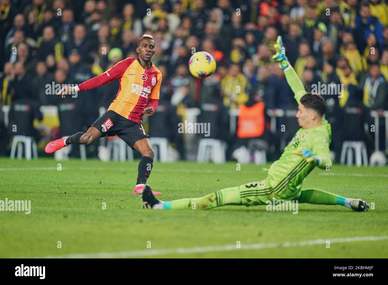 Henry Onyekuru of Galatasaray SK shooting on goal during Fenerbahçe ...