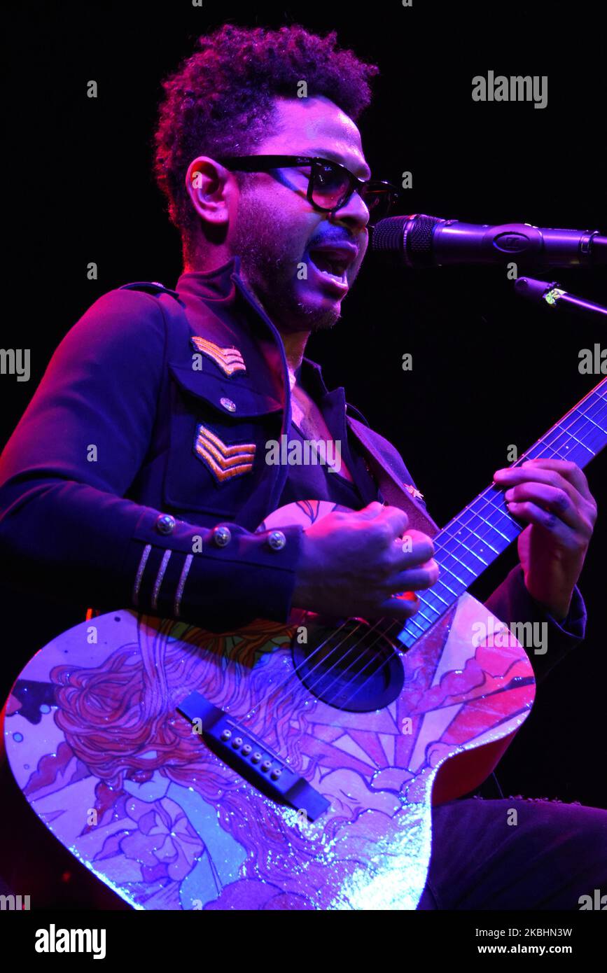 Show singer scene photo hi-res stock photography and images - Alamy