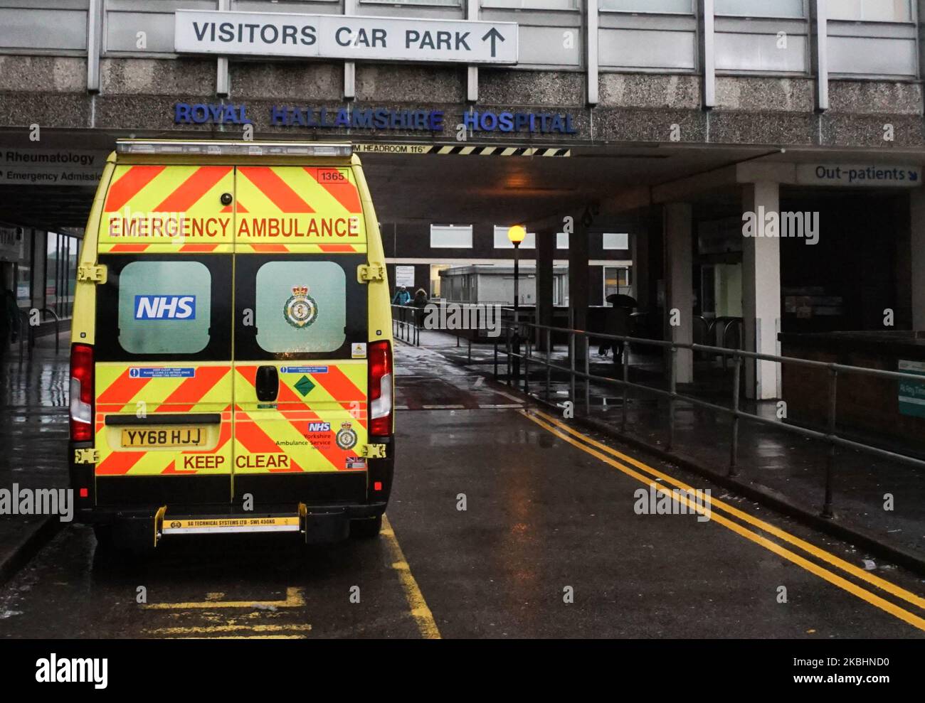 Entrance of royal hallamshire hospital hi-res stock photography and ...