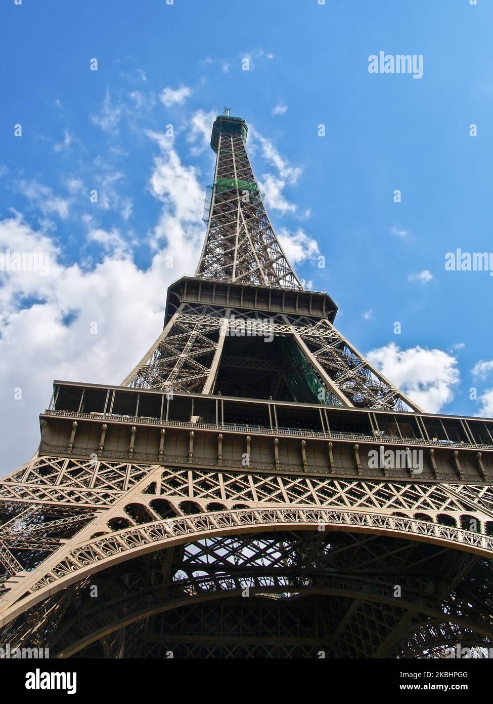 Image of converging tall buildings hi-res stock photography and images ...