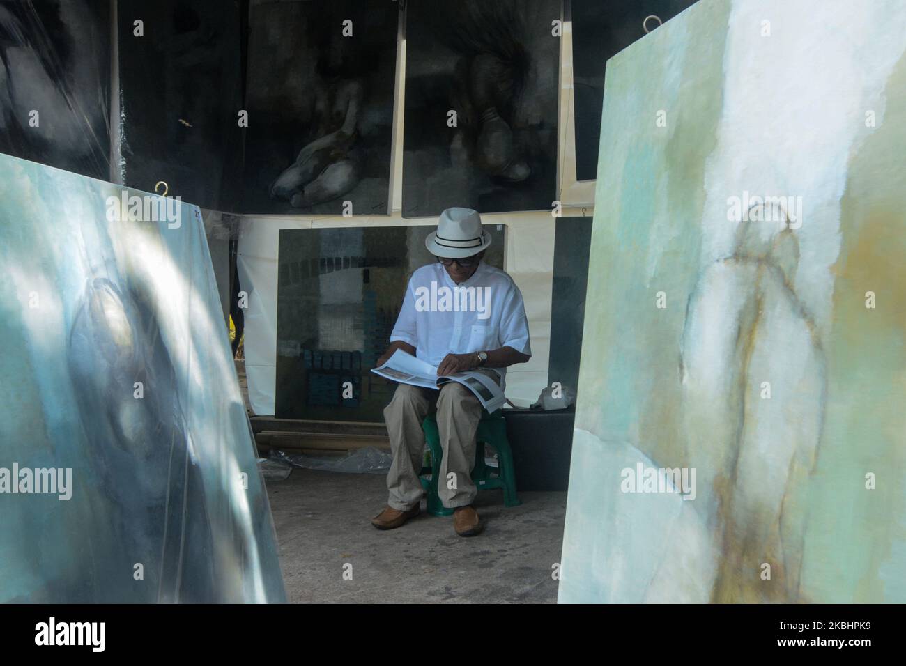 A Sri Lankan artist displays his artwork at the annual 'Kala Pola' Art ...