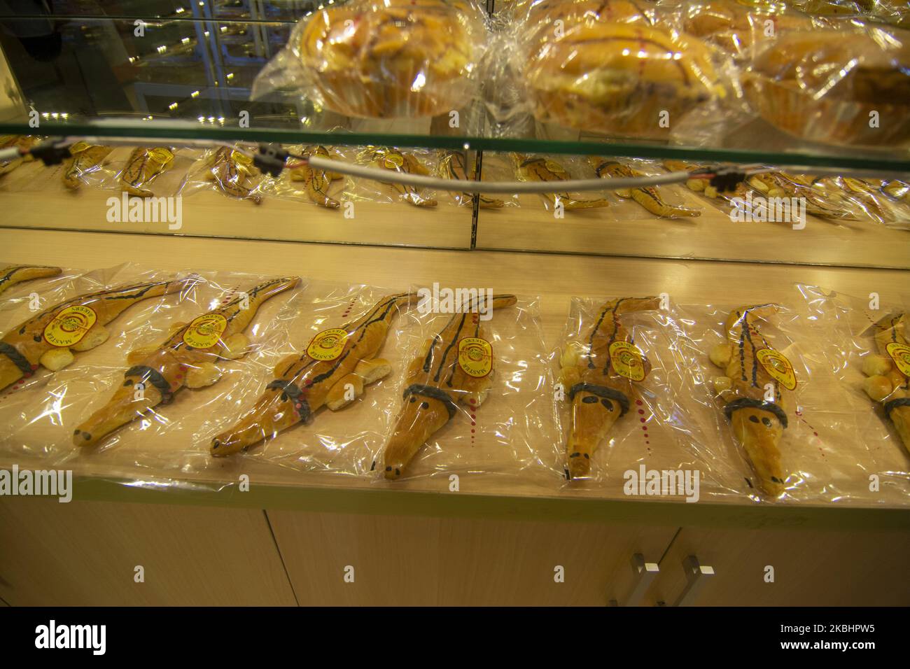 Crocodile shaped bread hi-res stock photography and images - Alamy