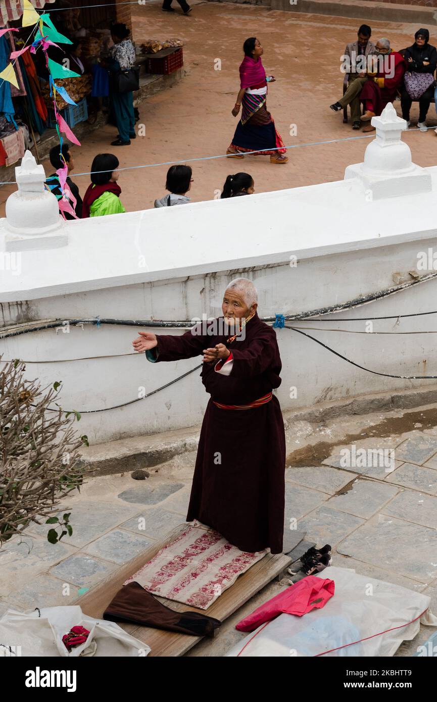 Tibetan buddhist maroon monks robe hi-res stock photography and images ...