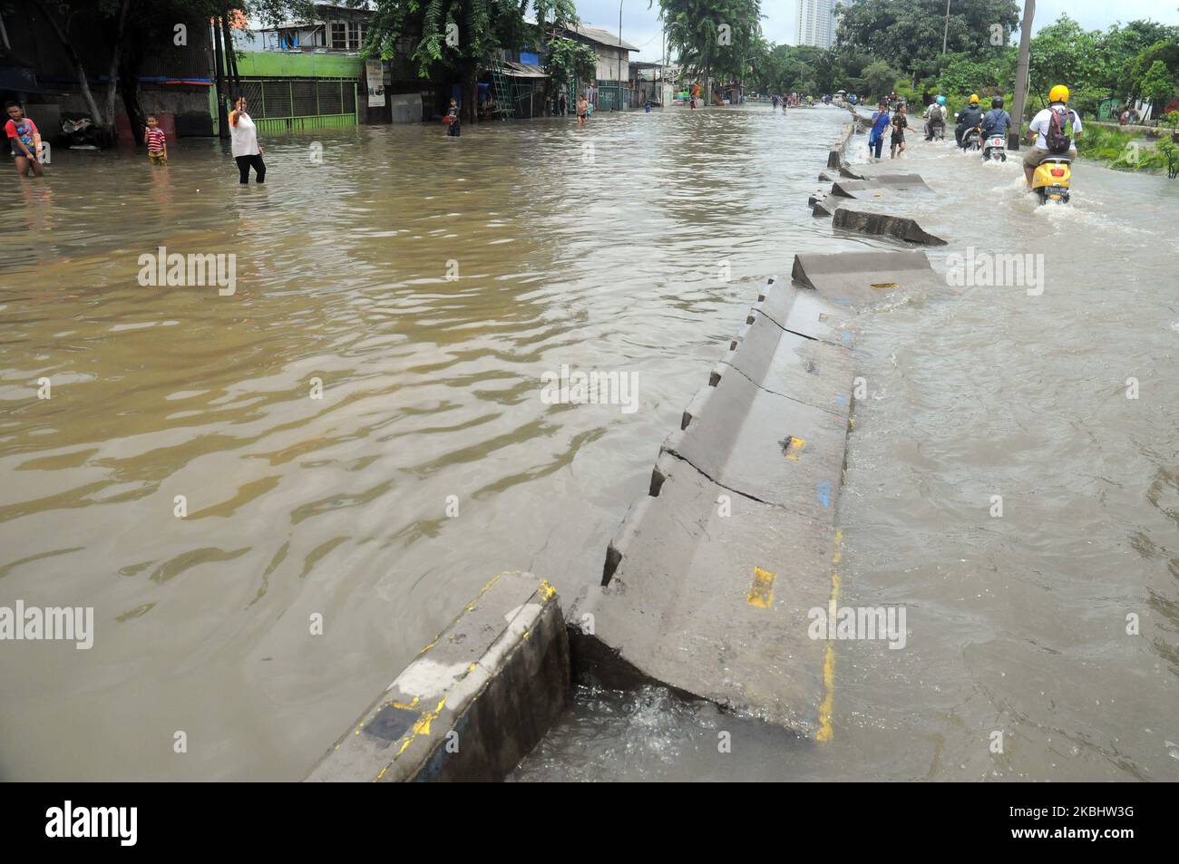 Floods hit several areas of Jakarta, especially on the main road to ...