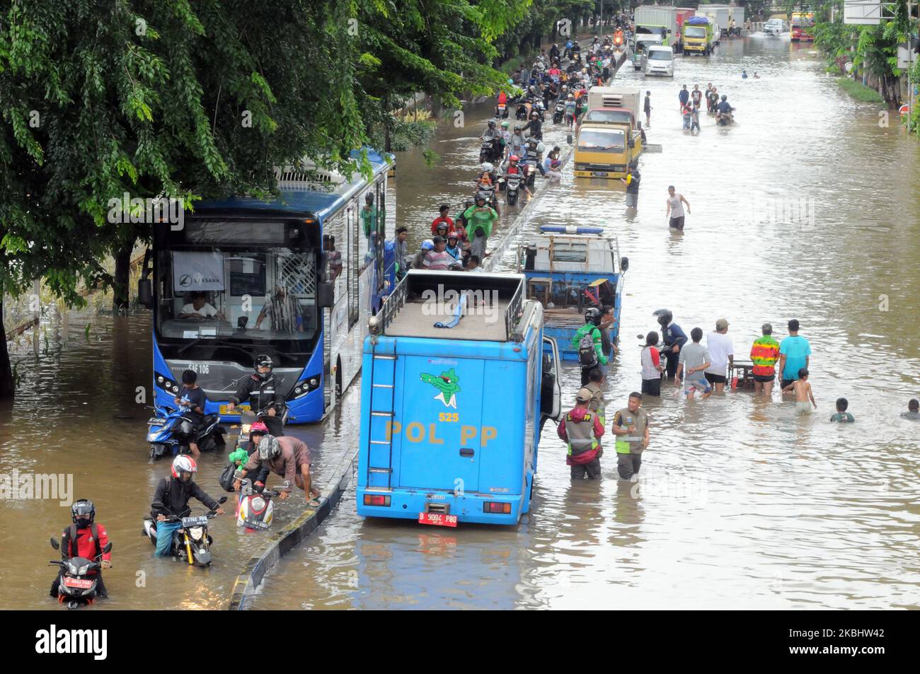 Floods hit several areas of Jakarta, especially on the main road to ...