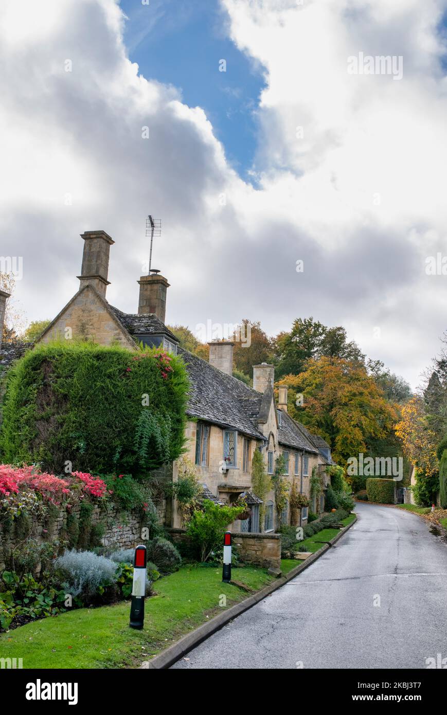 Cotswold stone cottages in autumn. Broad Campden, Cotswolds ...