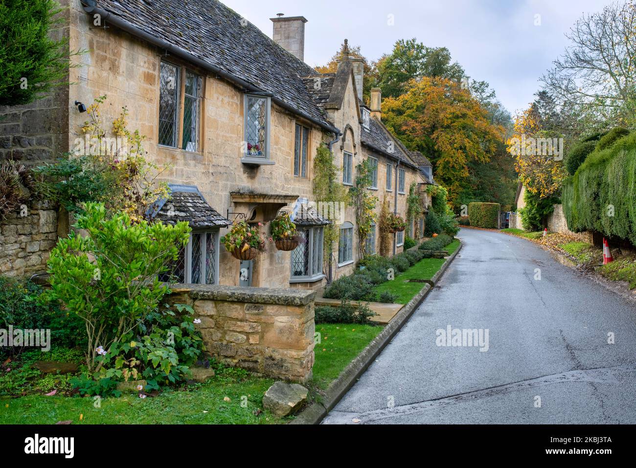 Cotswold stone cottages in autumn. Broad Campden, Cotswolds ...