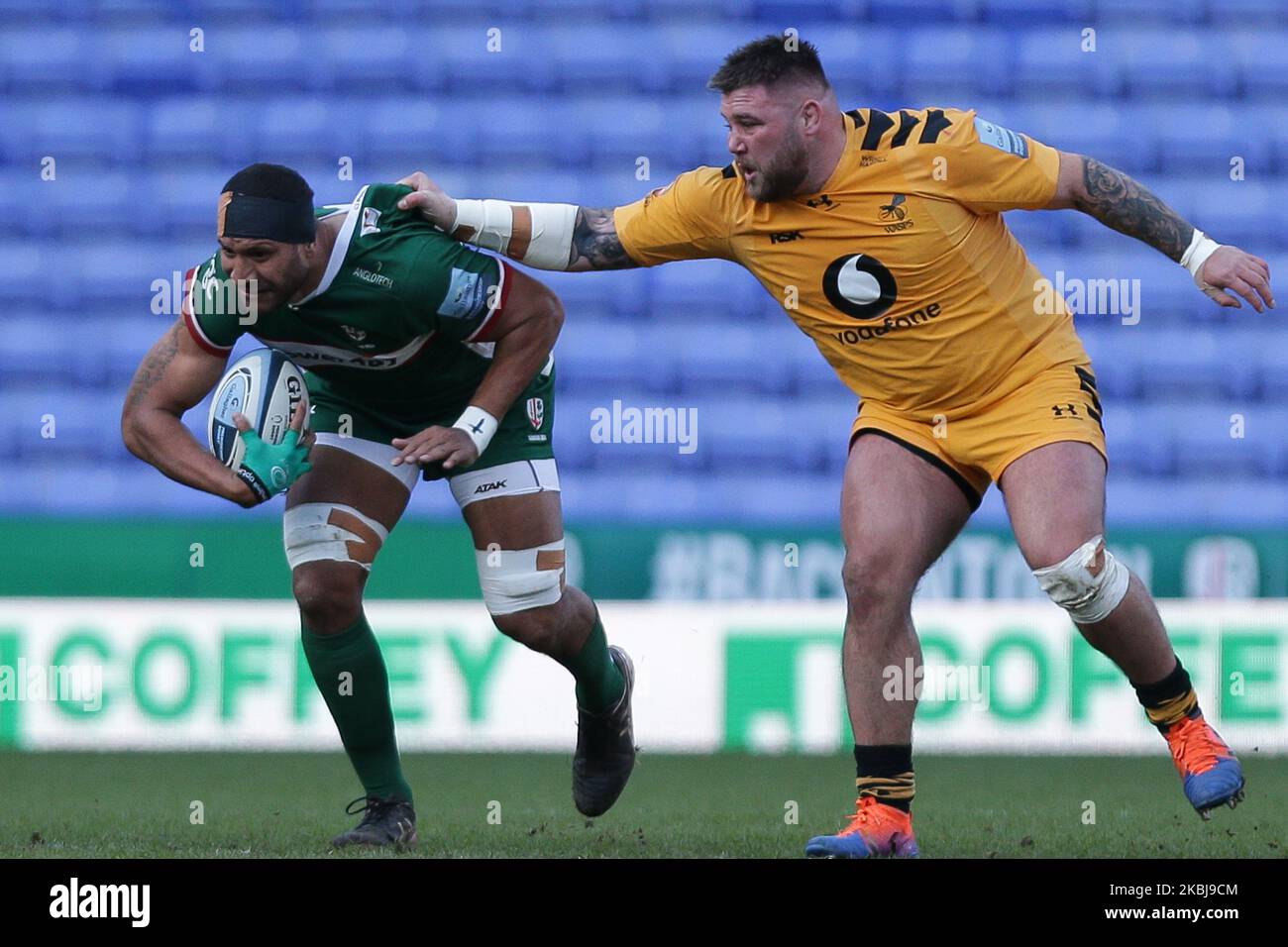 Kieran Brookes of Wasps Rugby tackling Motu Matu'u of London Irish ...