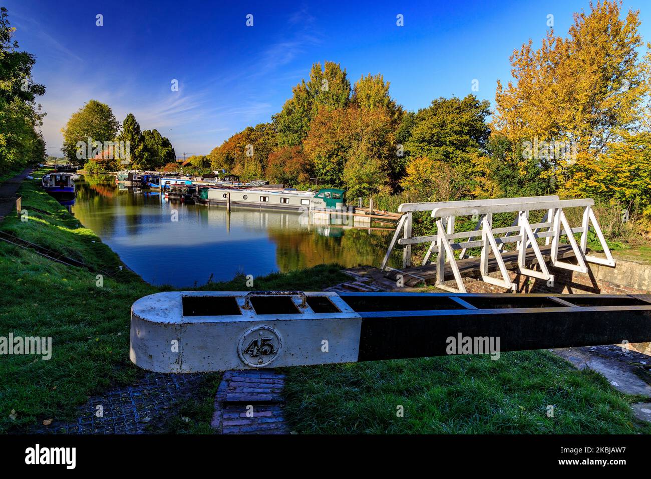 Vibrant autumn colour alongside the highest lock of the 29 at Caen Hill ...