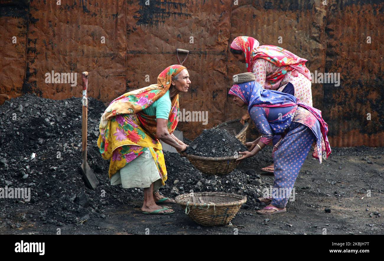Bangladeshi laborers hi-res stock photography and images - Alamy