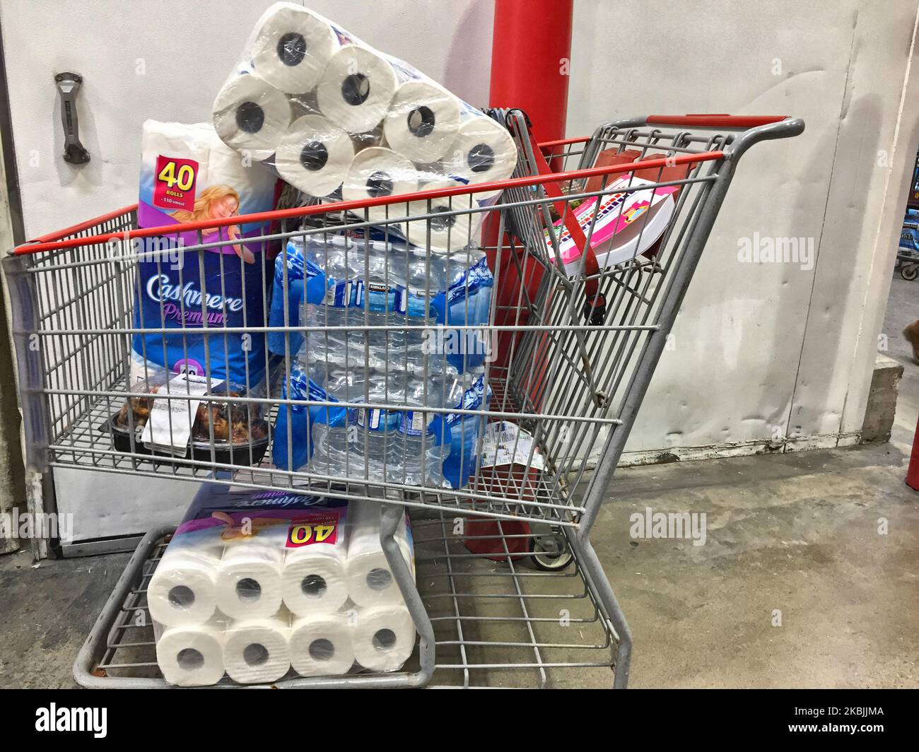 Costco shoppers toilet paper hi-res stock photography and images - Alamy