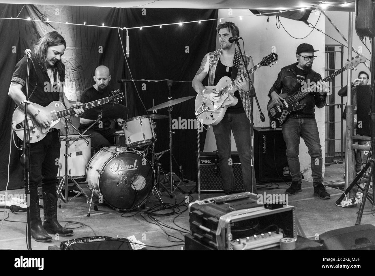 Rob Thompson performing with The Rob Thompson Band at the Hogsback ...