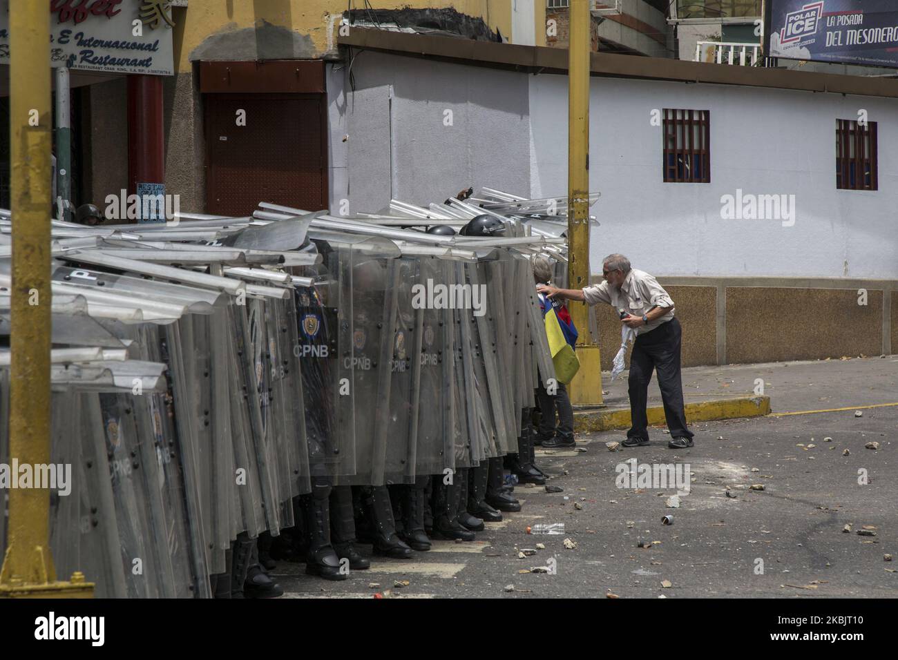 Venezuelan national police officers hi-res stock photography and images ...