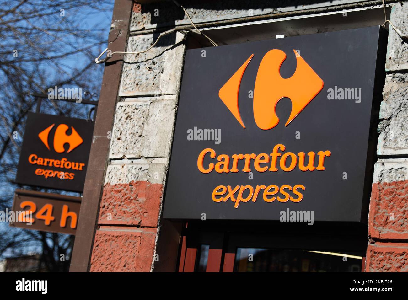Carrefour express logo hi-res stock photography and images - Alamy