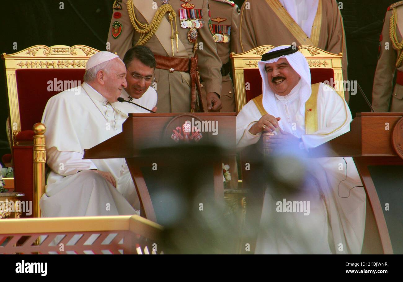 Awali, Bahrain. 04th Nov, 2022. Pope Francis (l) and Hamad bin Isa Al ...