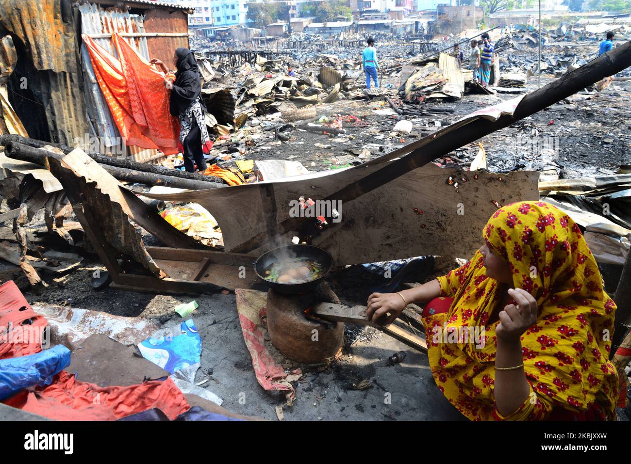 Slum dweller cooking hi-res stock photography and images - Alamy