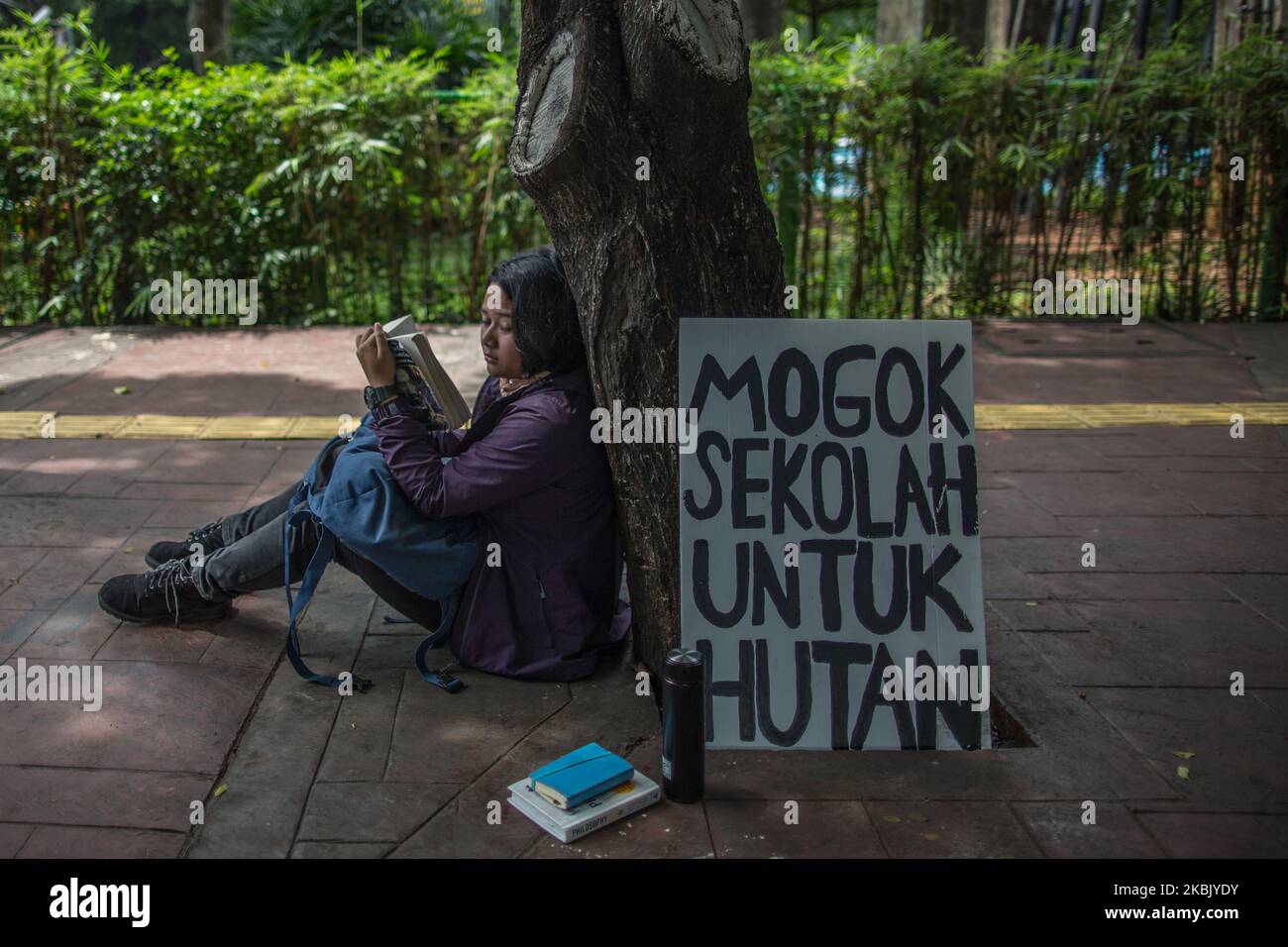 A Jakarta high school student, Salsabila, 16, joins the 'Walk Out of ...