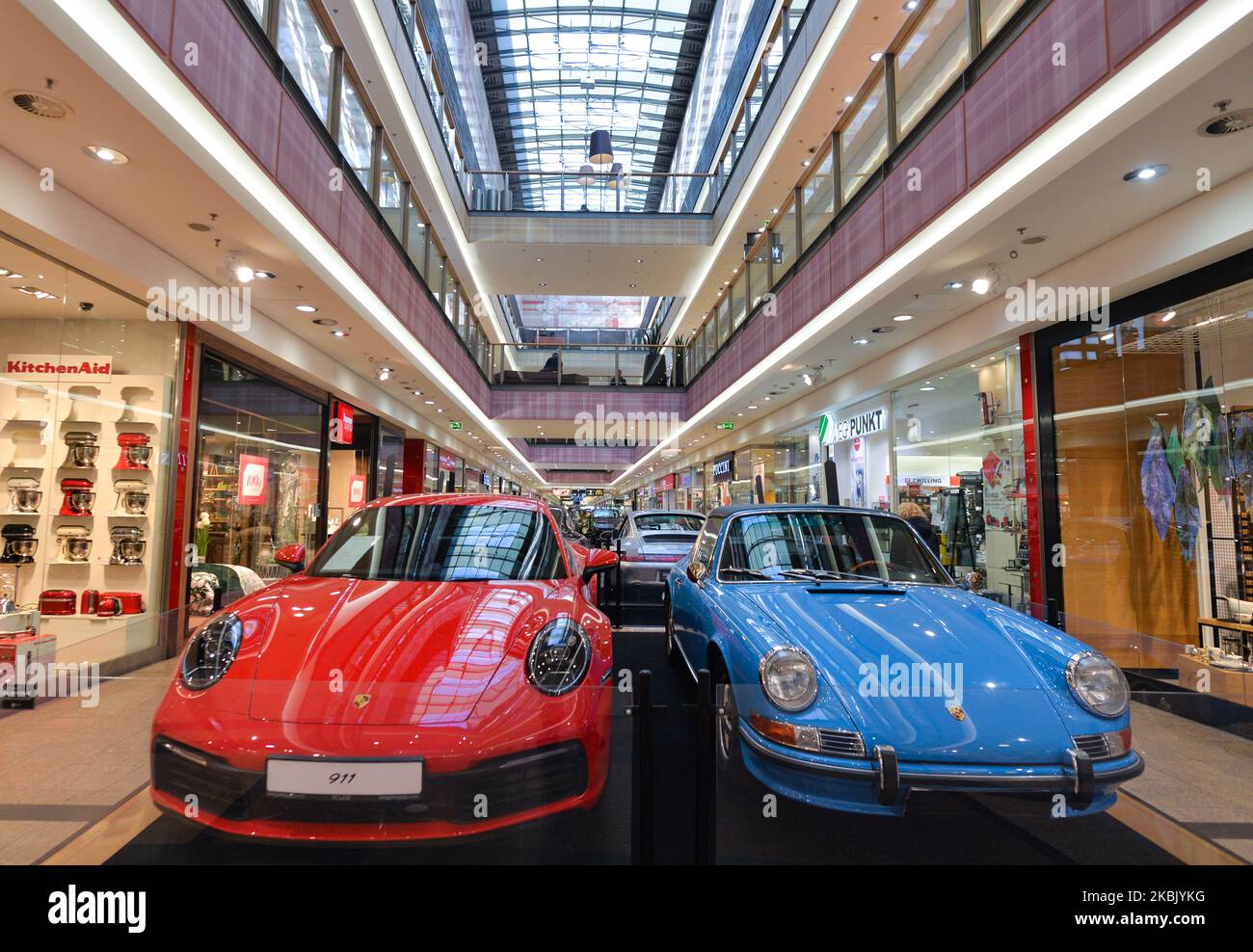 Porsche insignia on red car hi-res stock photography and images - Alamy