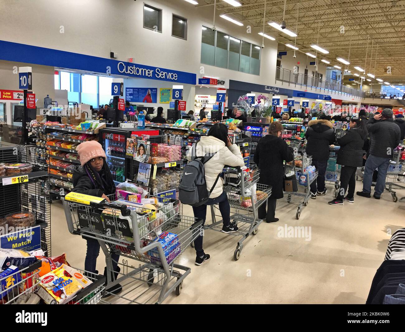 Long lines grocery stores hi-res stock photography and images - Alamy