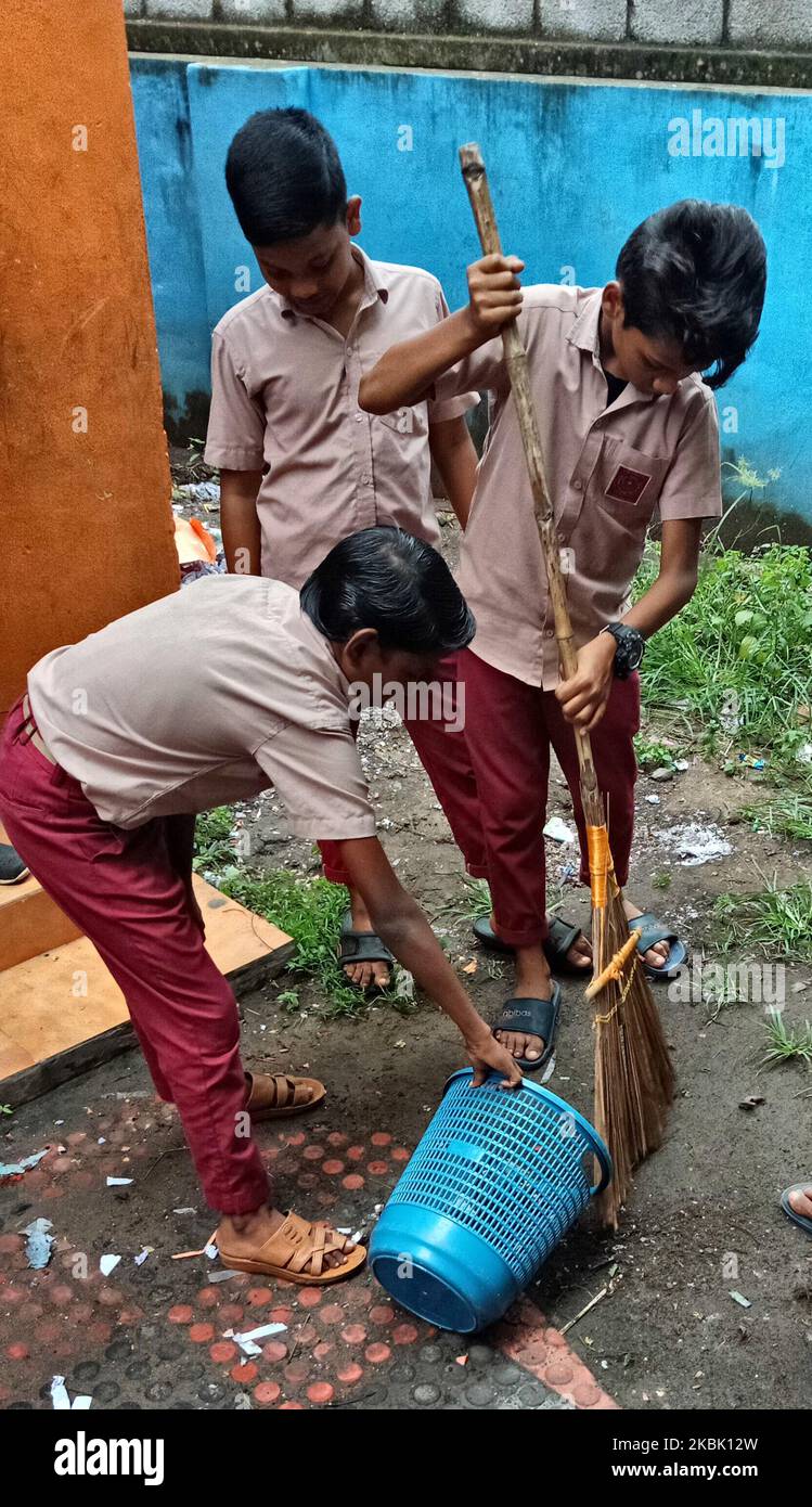Asian schoolchildren cleaning school hi-res stock photography and ...