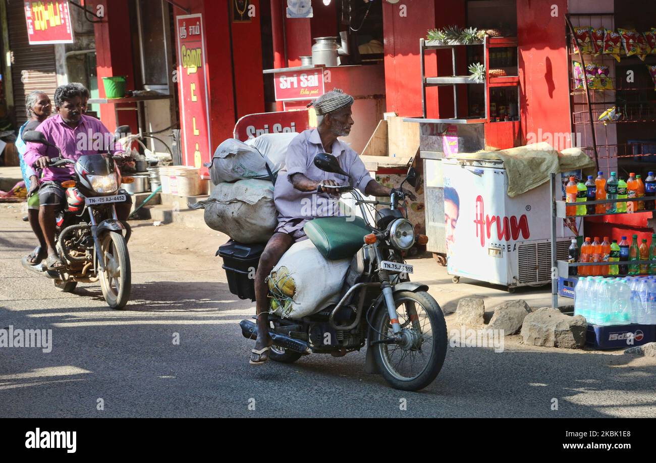 Indian street filled traffic people hi-res stock photography and images ...