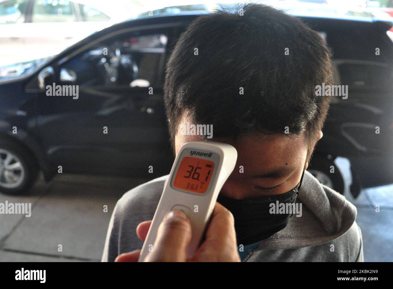 Child using tool asia hi-res stock photography and images - Alamy