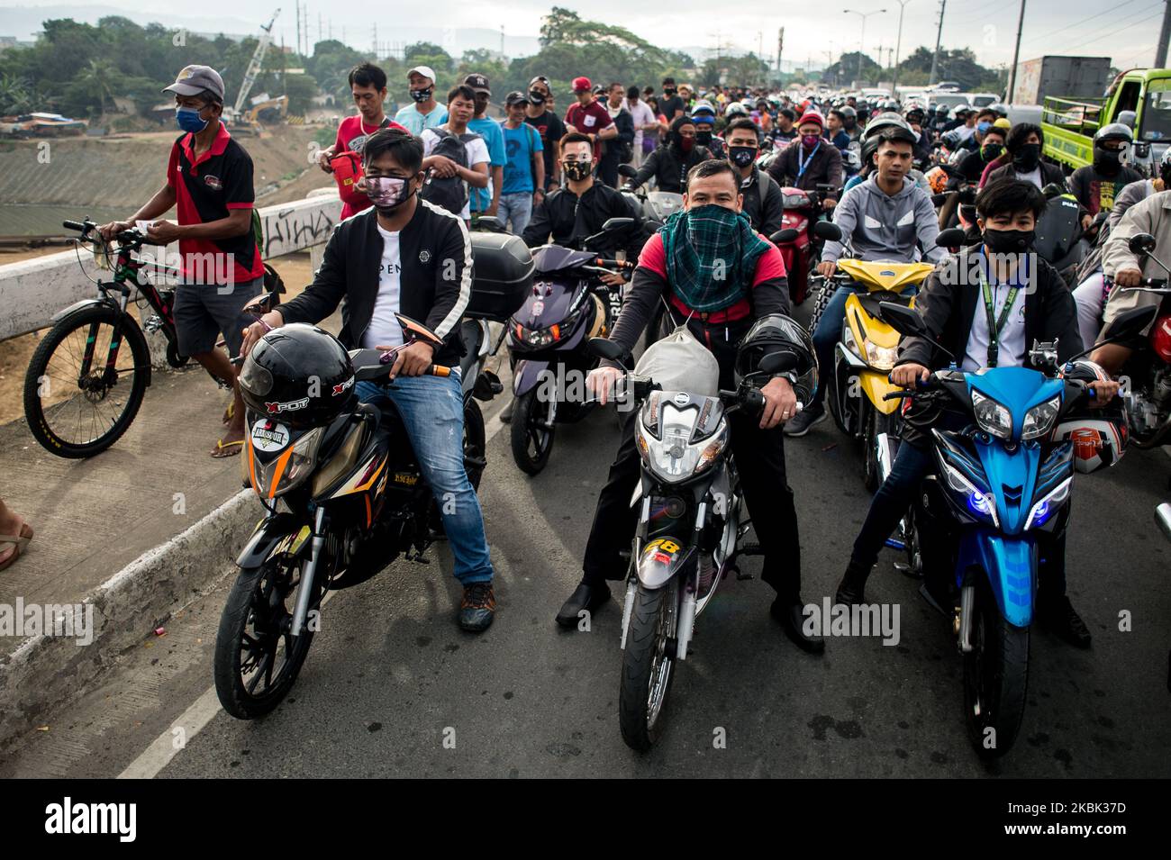 Motorists attempting to cross a border in Quezon City, Philippines pile ...