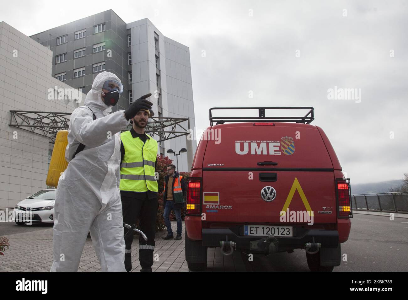 A sergeant gives directions to a soldier from the UME (Military ...