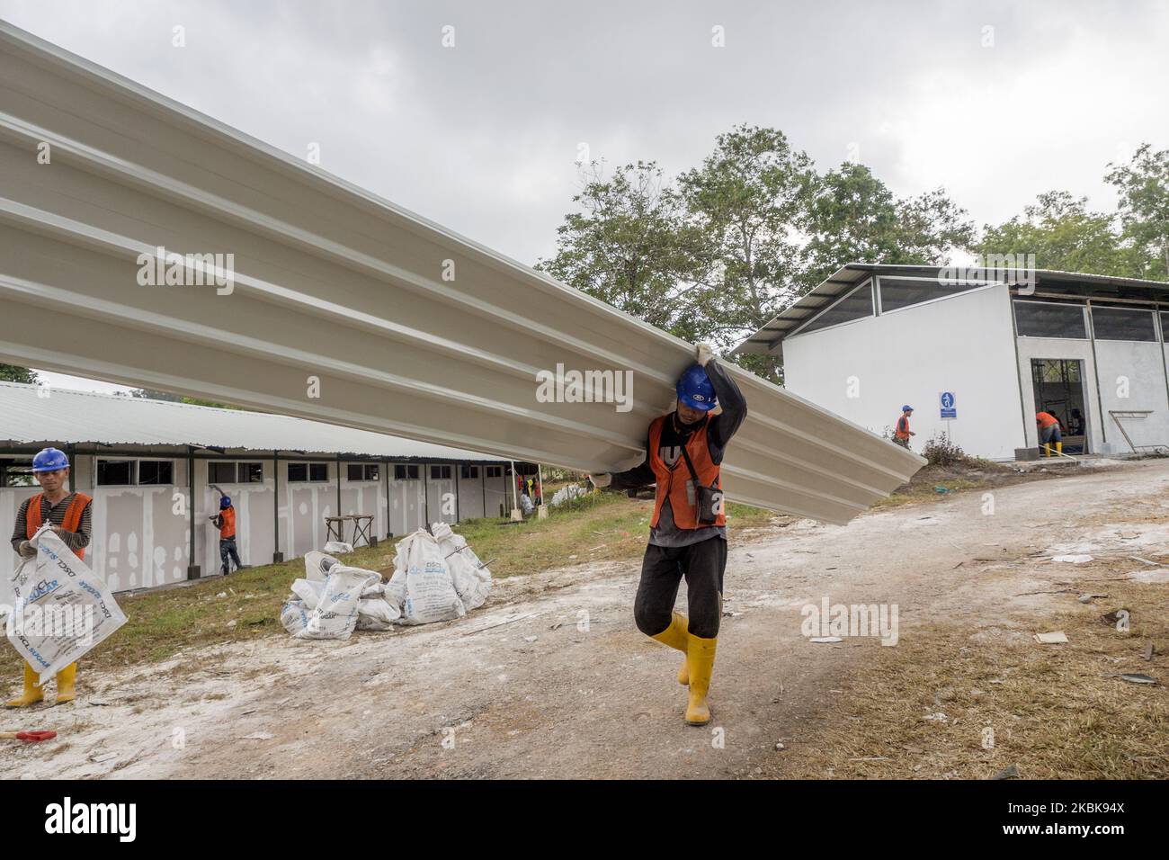 Indonesian construction workers building construction hi-res stock ...