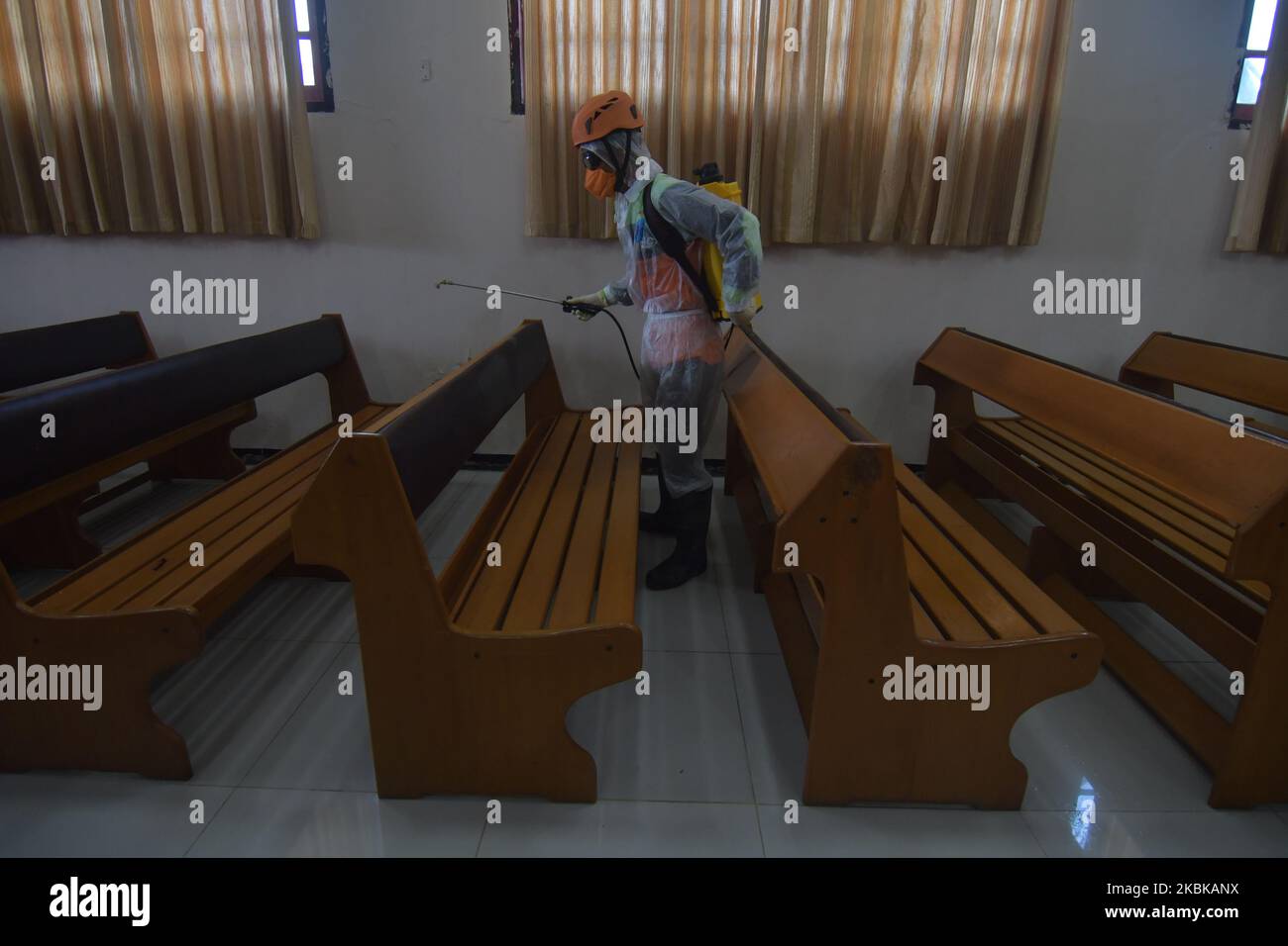 Volunteers of aksi cepat tanggap hi-res stock photography and images ...