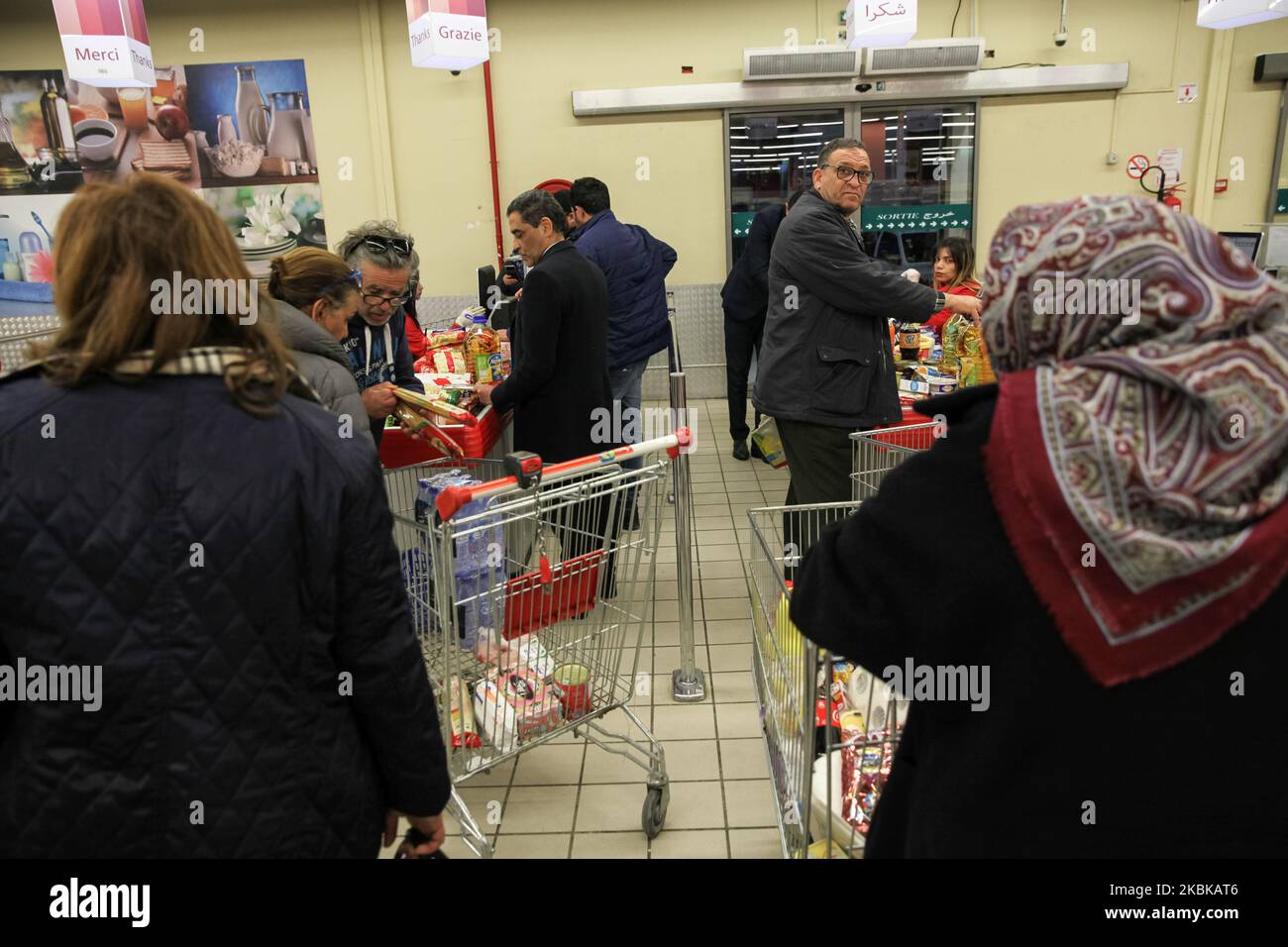 Tunisians queue hi-res stock photography and images - Alamy