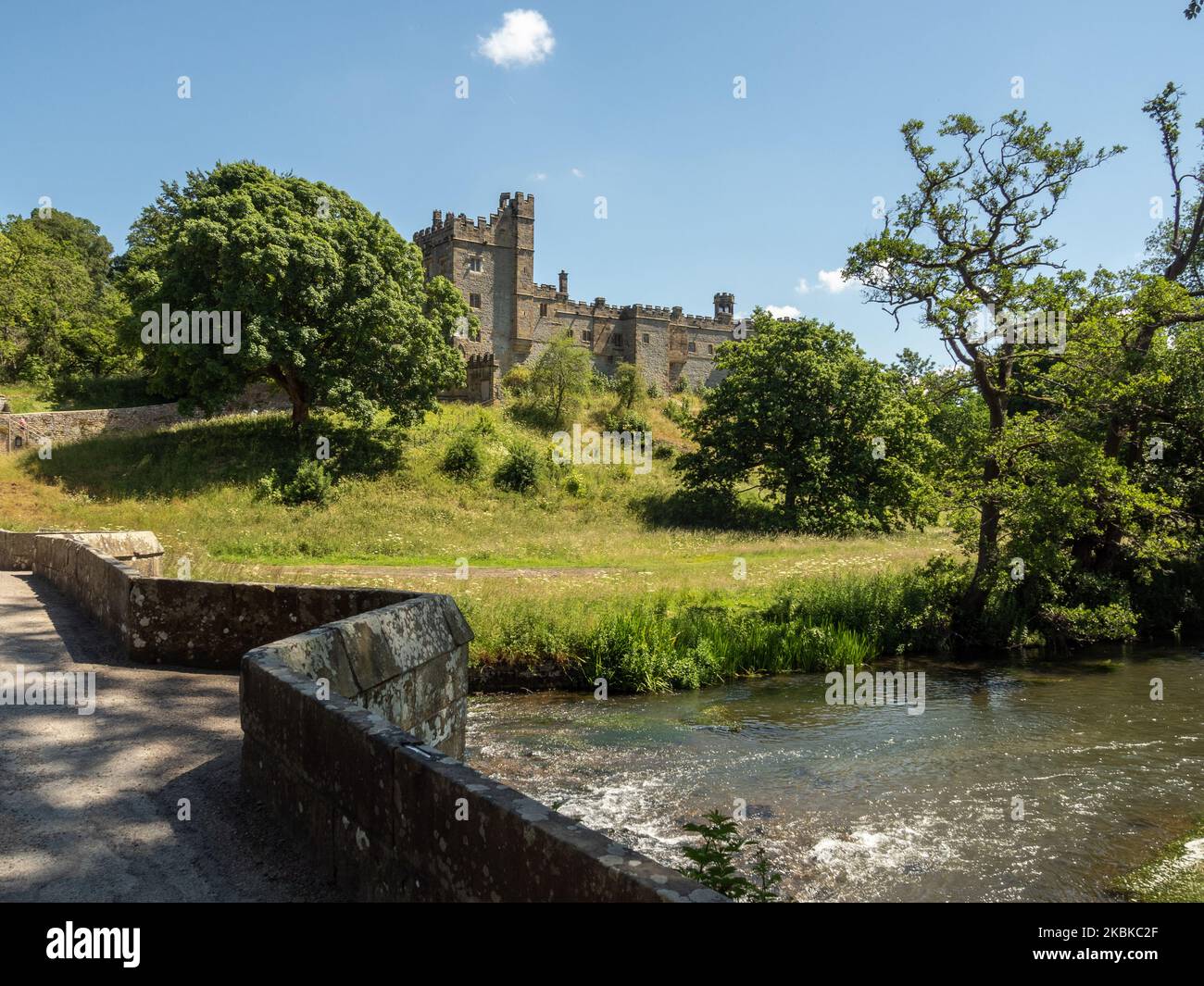 Manor house bridge hi-res stock photography and images - Alamy