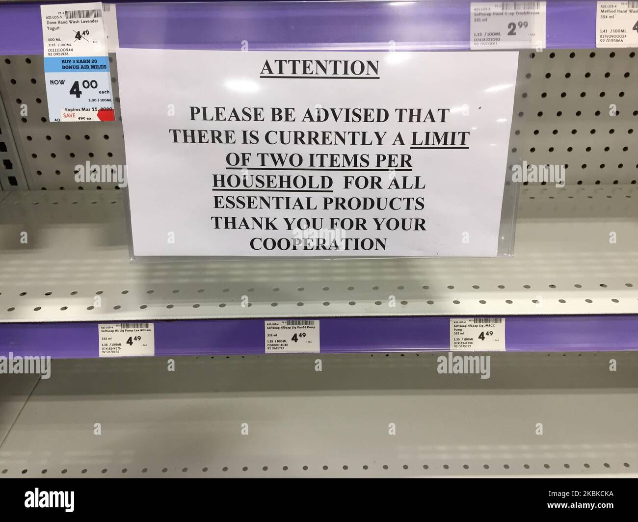 Empty store shelf sign hi-res stock photography and images - Alamy