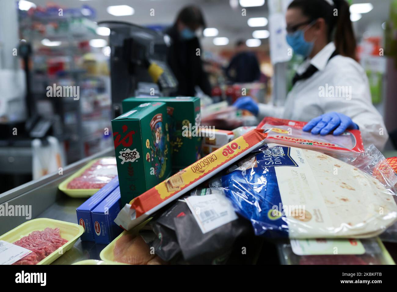 Supermarket cashier 2020 hi-res stock photography and images - Alamy