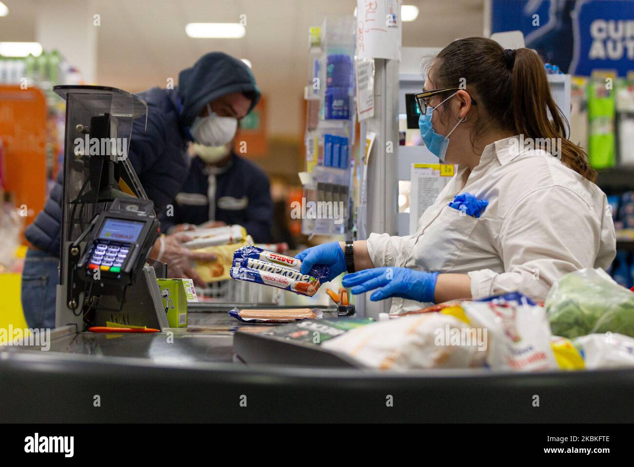 Supermarket cashier 2020 hi-res stock photography and images - Alamy
