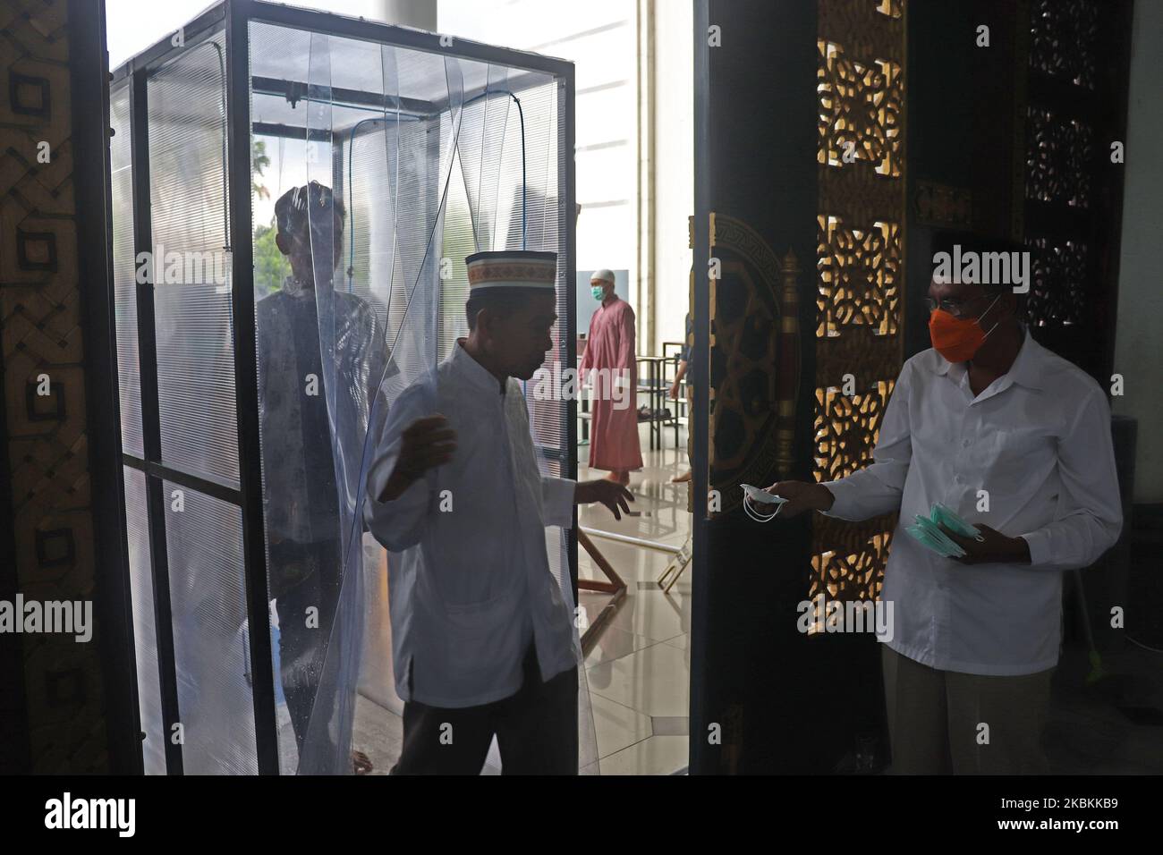 Indonesia muslim wearing face mask amid concerns over the Covid-19 ...