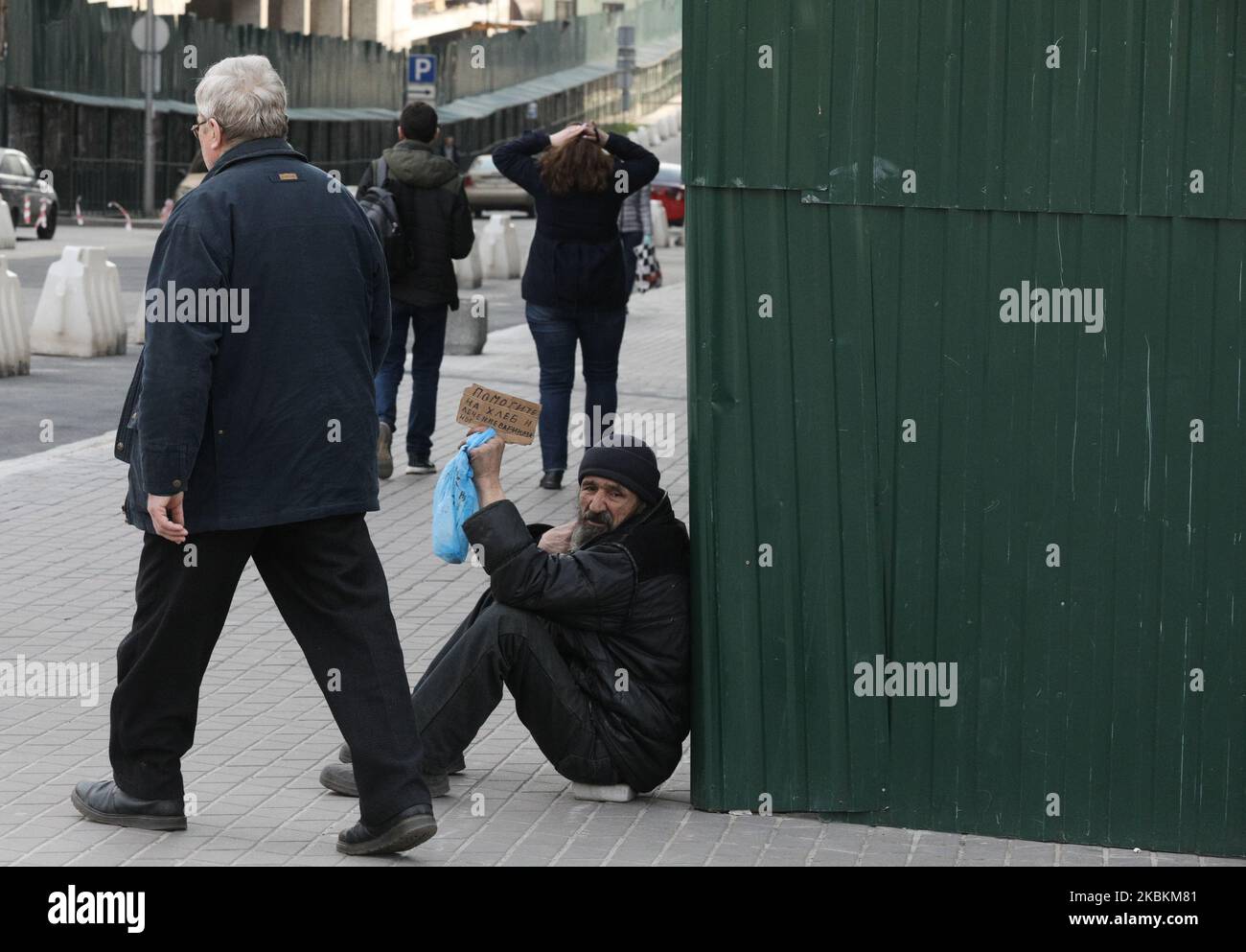 People walk past homeless people hi-res stock photography and images ...