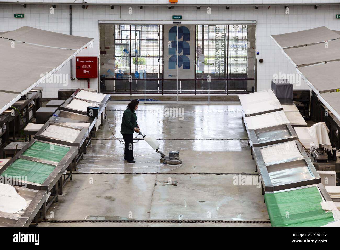 general view of a traditional market in Matosinhos, with the covid-19 ...