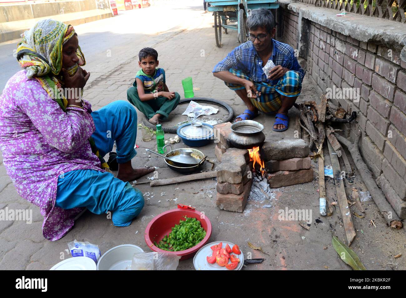 Bangladeshi homeless family cooking hi-res stock photography and images ...
