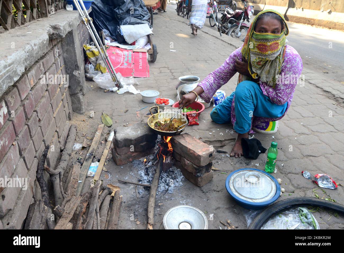 Bangladeshi homeless family cooking hi-res stock photography and images ...