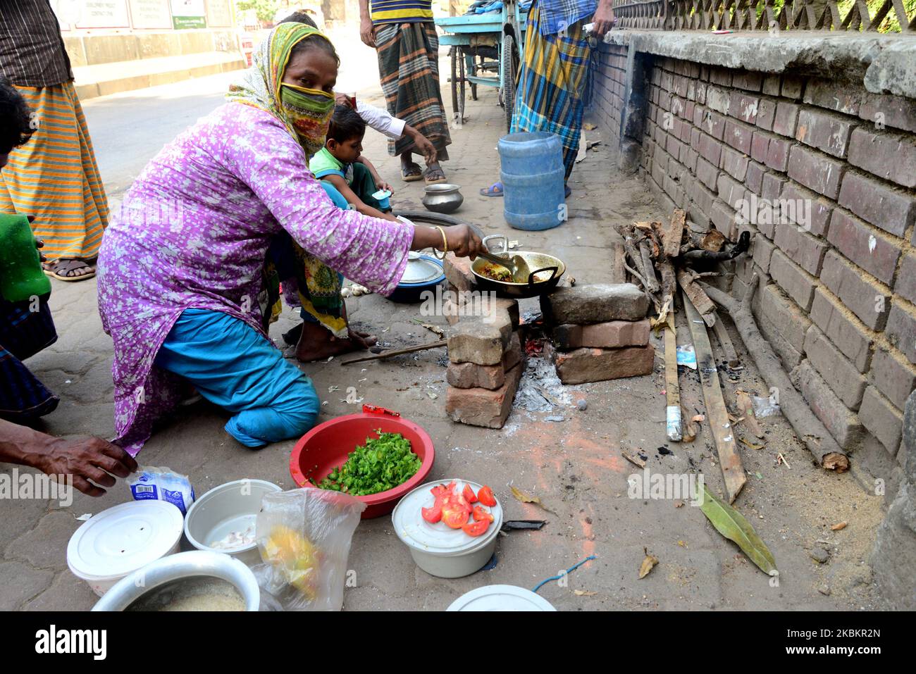 Bangladeshi homeless family cooking hi-res stock photography and images ...