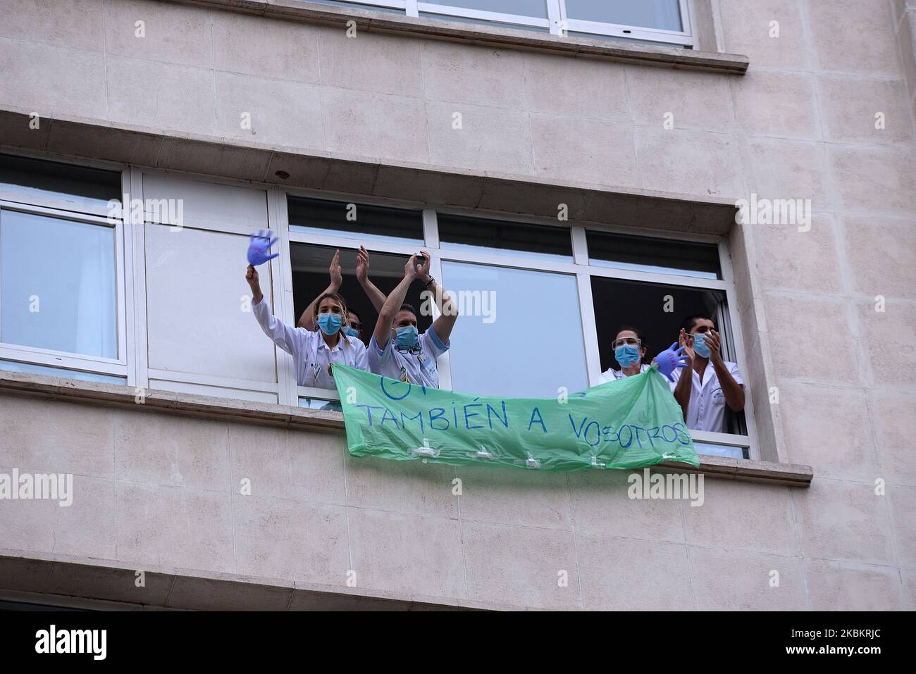 Health workers holding placards reading `Thanks to all of you´ at the ...